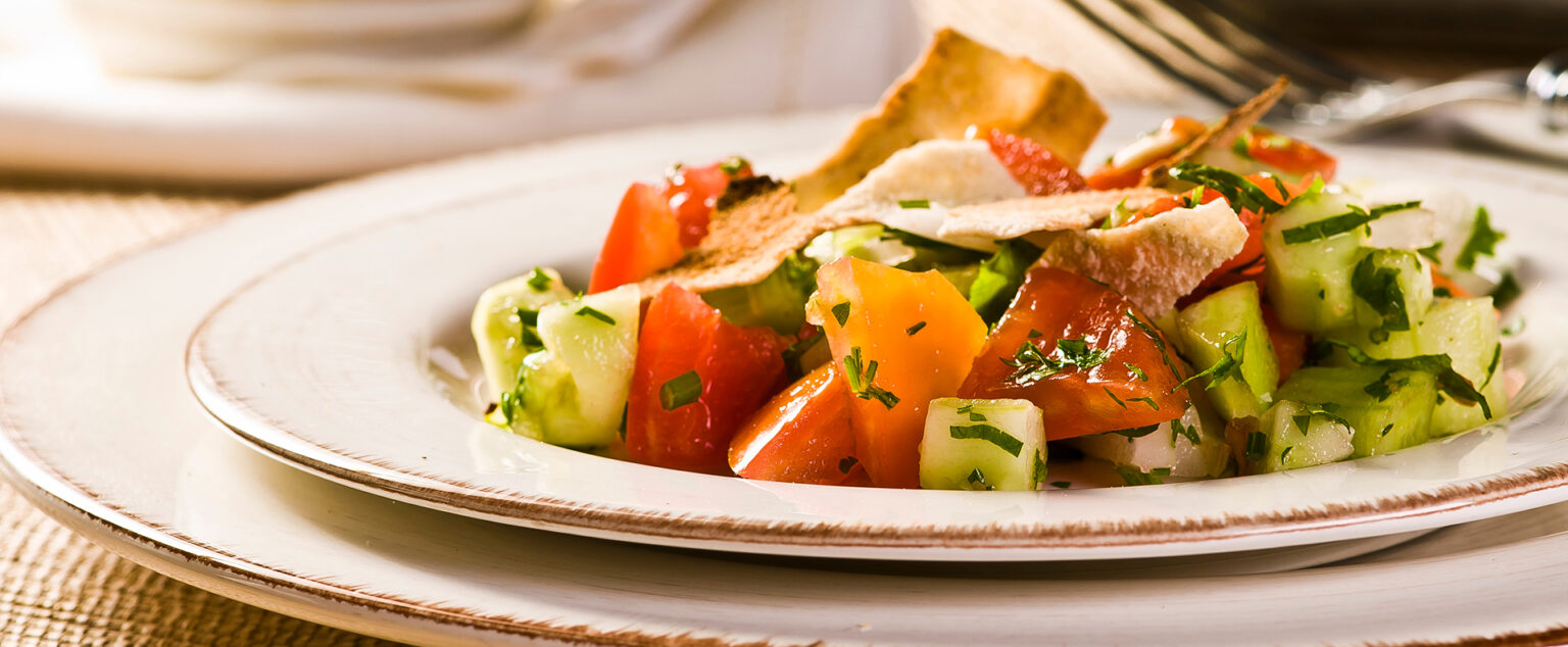 Salada Fatuche: conheça um prato ideal para os dias de calor